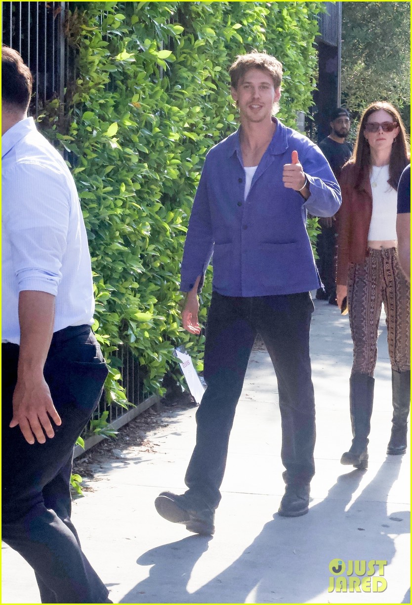 Austin Butler Looks Effortlessly Cool on the Back of a Motorcycle ...
