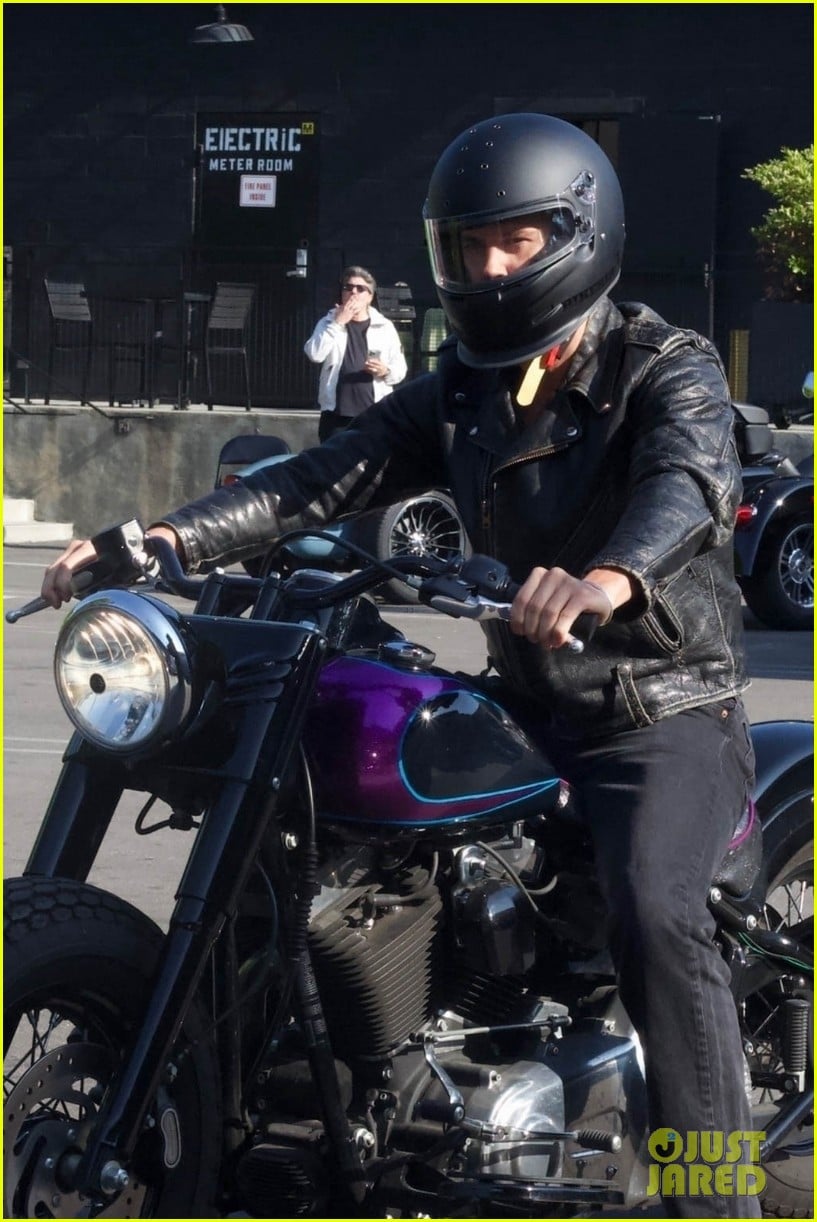 Austin Butler Looks Effortlessly Cool on the Back of a Motorcycle ...