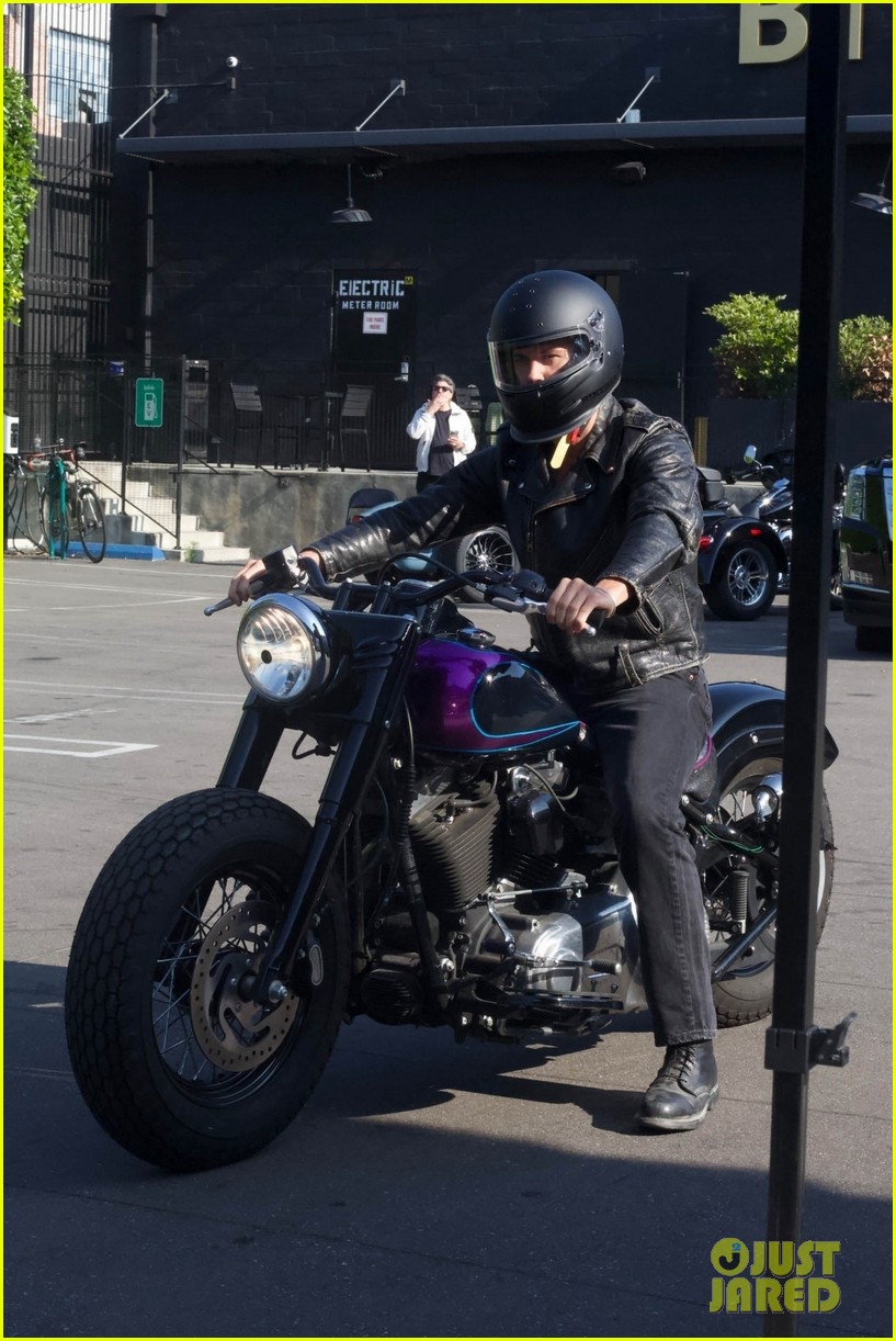 Austin Butler Looks Effortlessly Cool on the Back of a Motorcycle ...