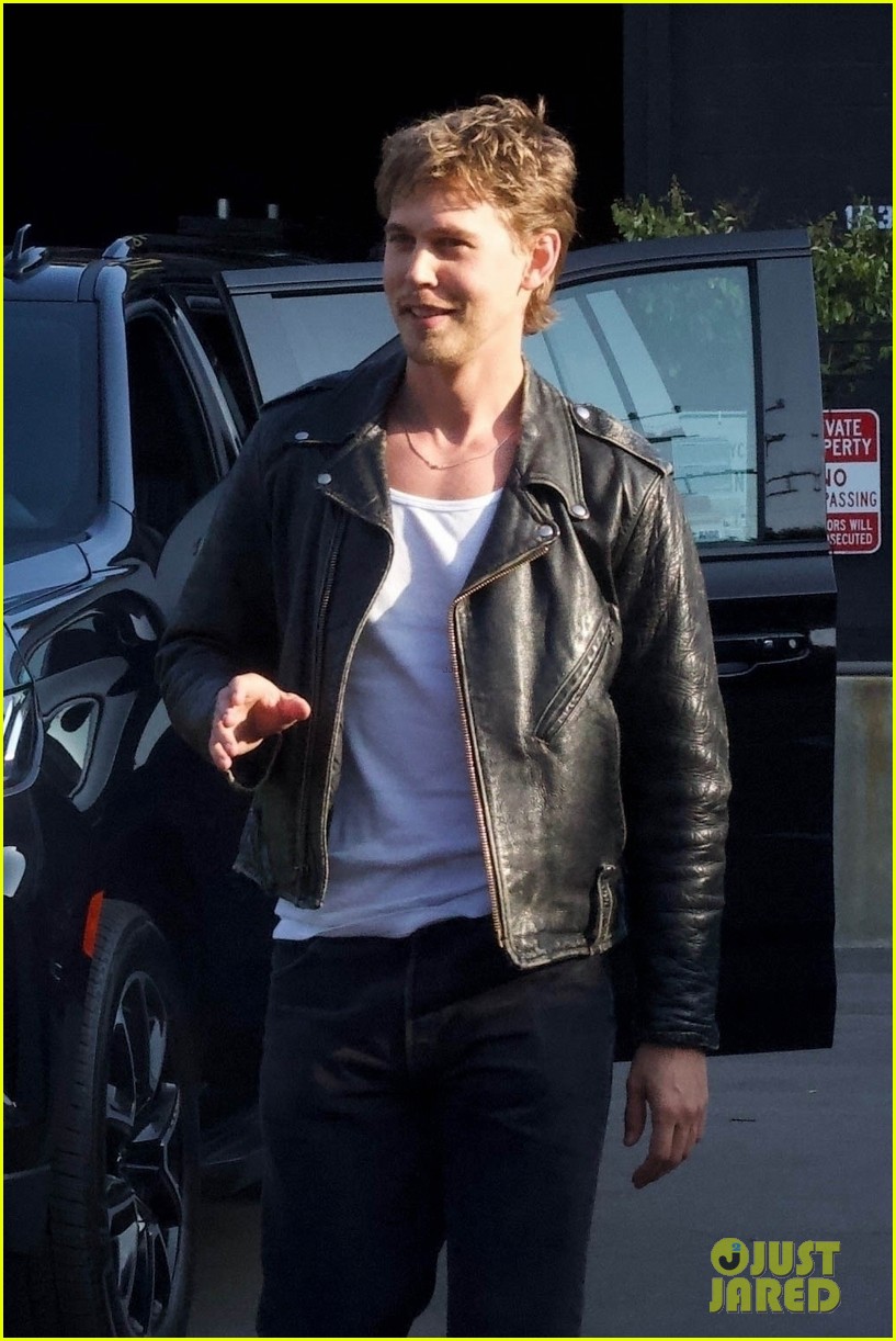 Austin Butler Looks Effortlessly Cool on the Back of a Motorcycle ...