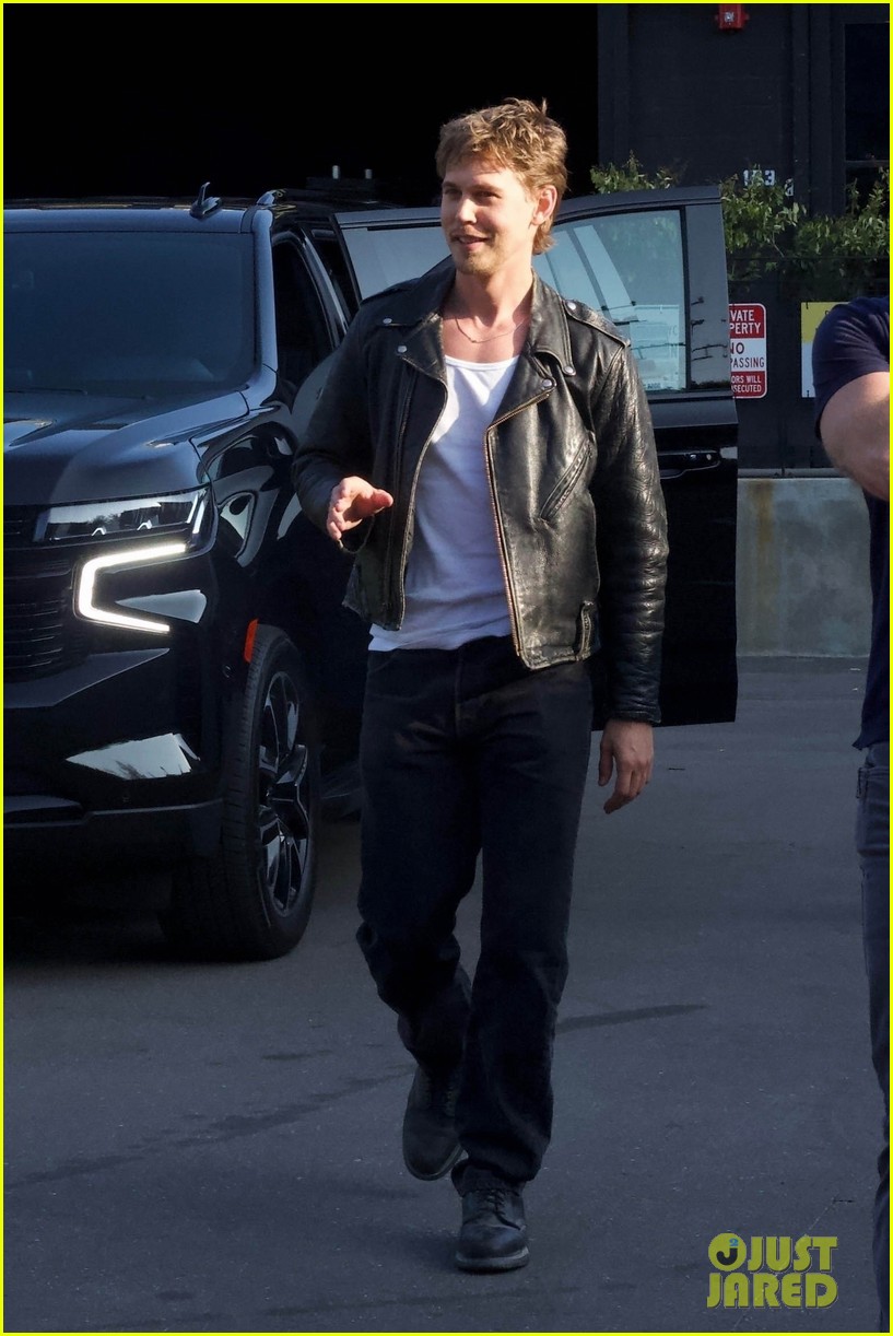 Austin Butler Looks Effortlessly Cool on the Back of a Motorcycle ...