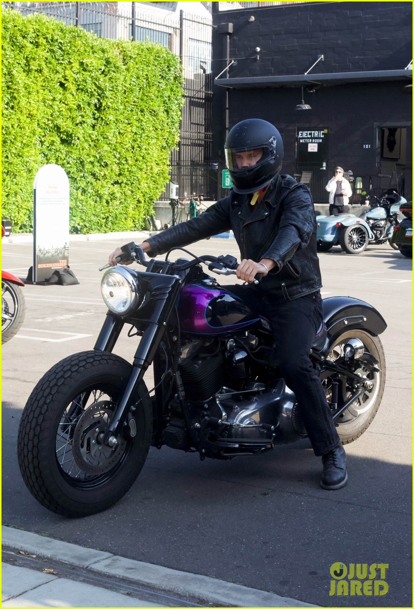 Austin Butler Looks Effortlessly Cool on the Back of a Motorcycle ...