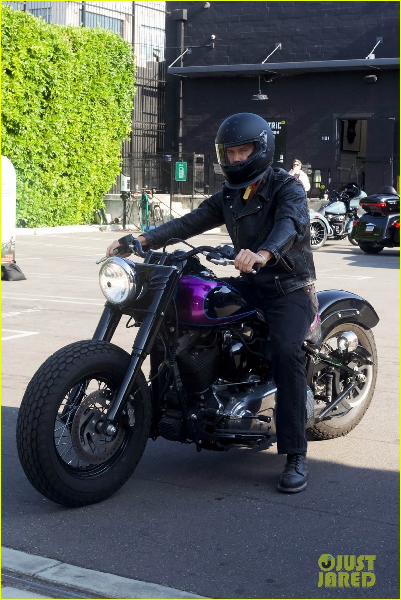 Austin Butler Looks Effortlessly Cool on the Back of a Motorcycle ...