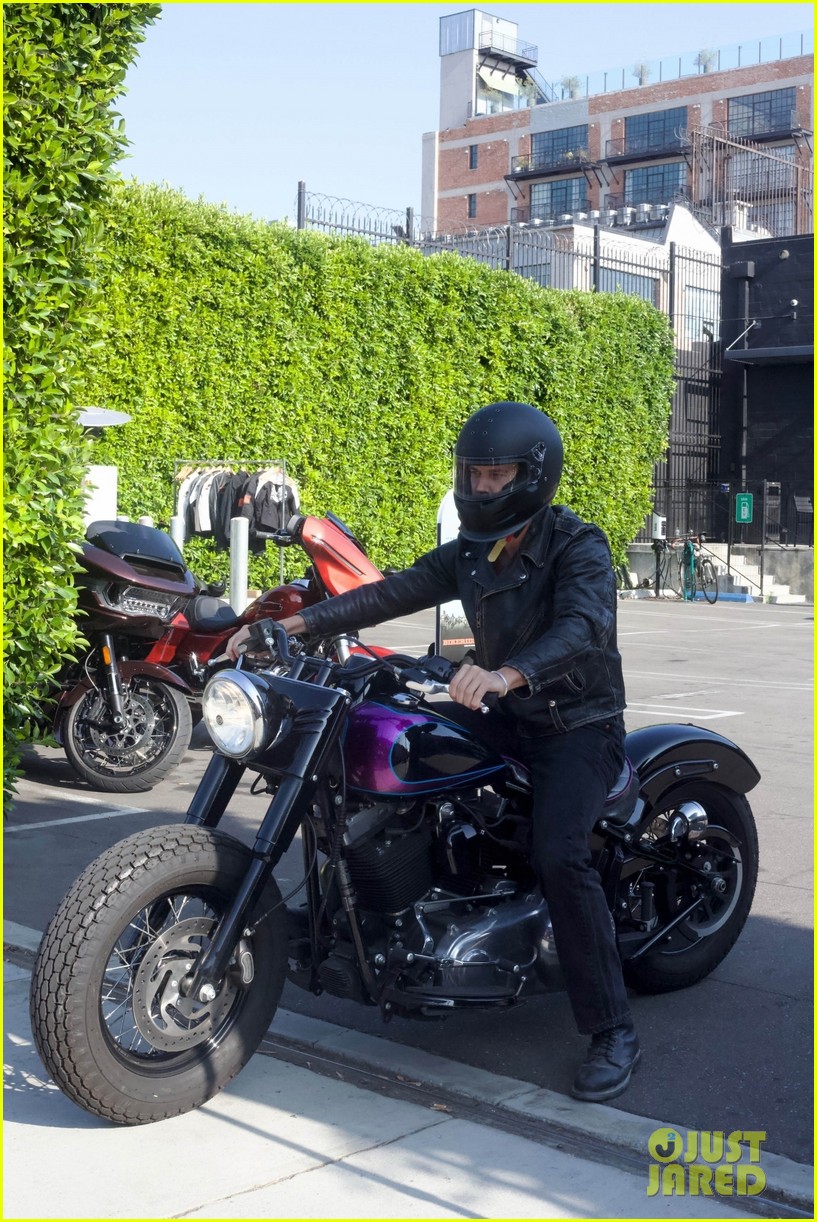 Austin Butler Looks Effortlessly Cool on the Back of a Motorcycle ...