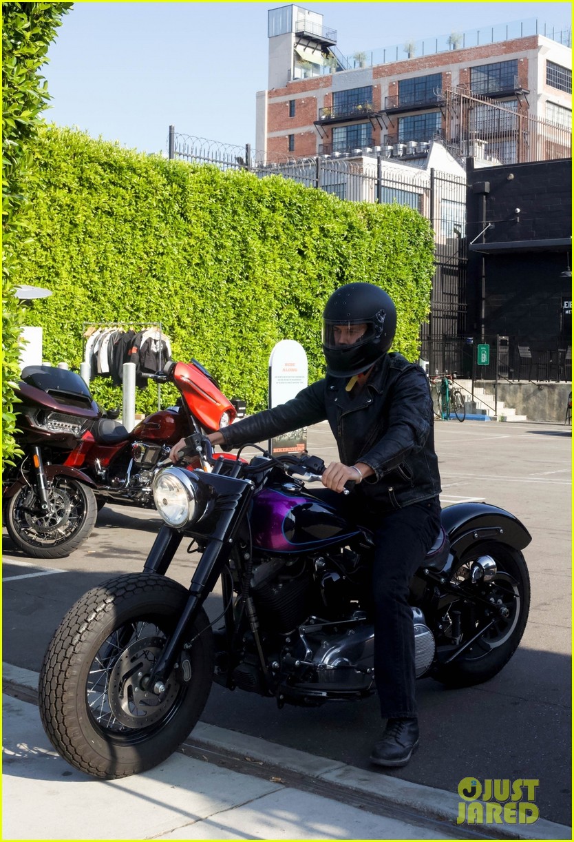 Austin Butler Looks Effortlessly Cool on the Back of a Motorcycle ...