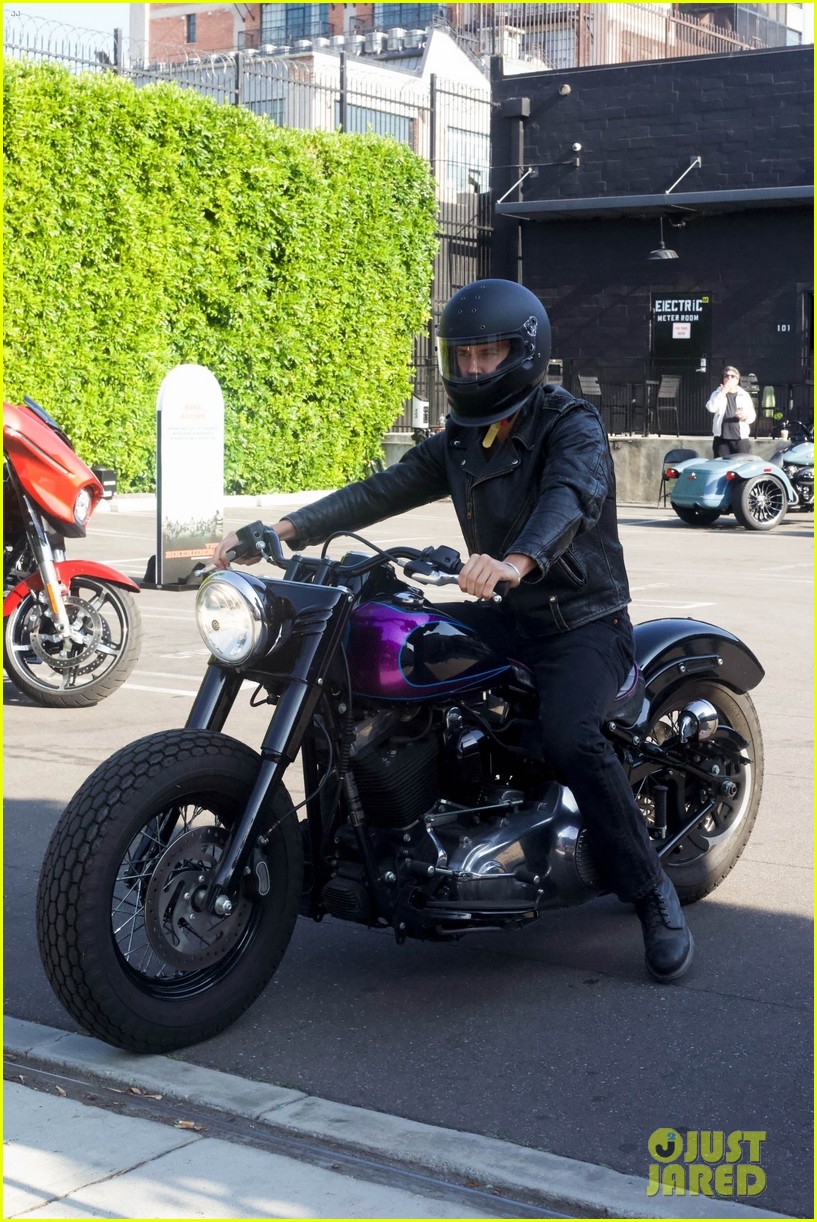 Austin Butler Looks Effortlessly Cool on the Back of a Motorcycle ...