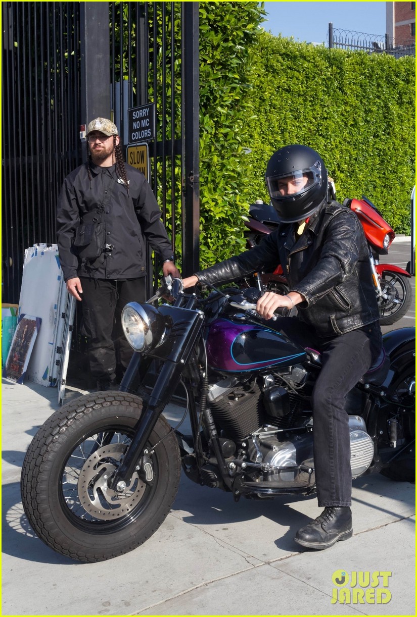 Austin Butler Looks Effortlessly Cool on the Back of a Motorcycle ...