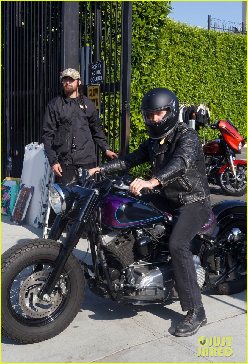 Austin Butler Looks Effortlessly Cool on the Back of a Motorcycle ...