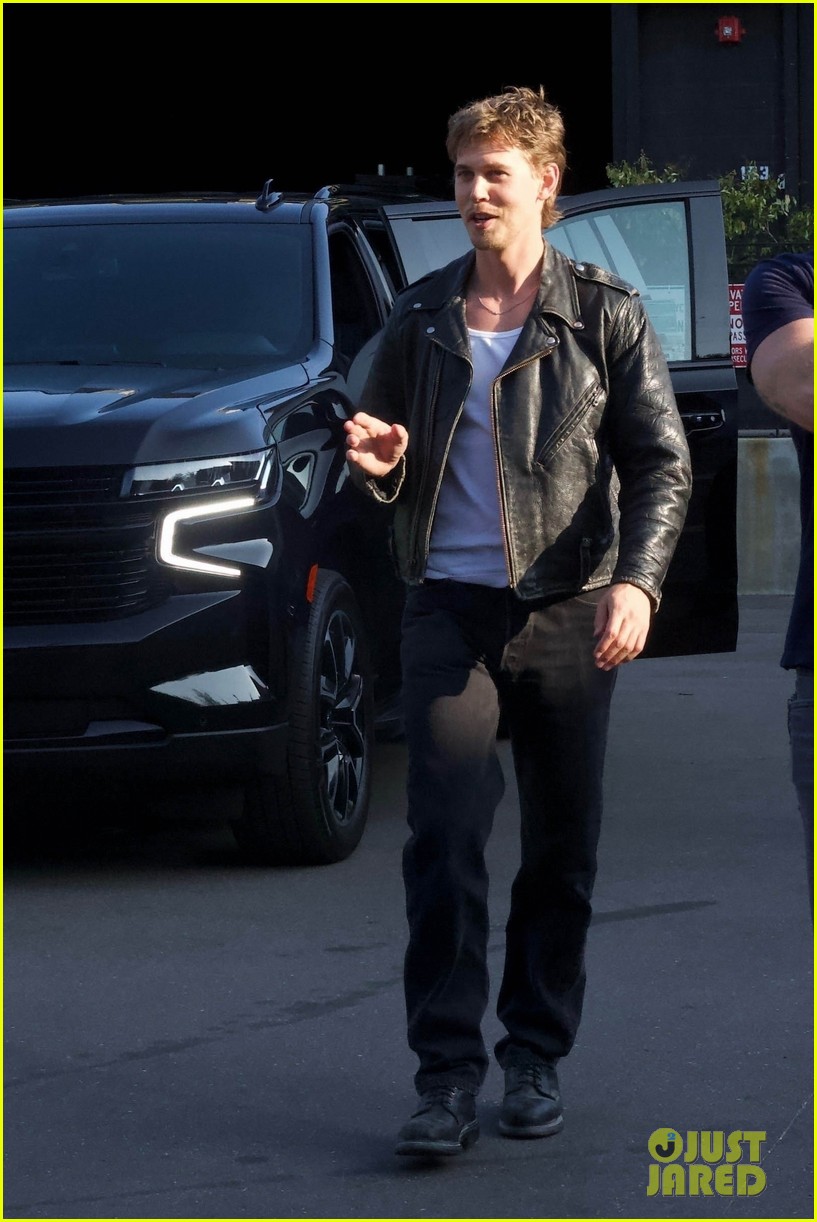 Austin Butler Looks Effortlessly Cool on the Back of a Motorcycle ...