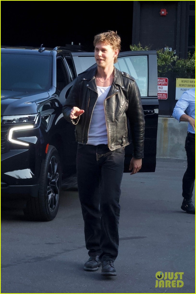 Austin Butler Looks Effortlessly Cool on the Back of a Motorcycle ...