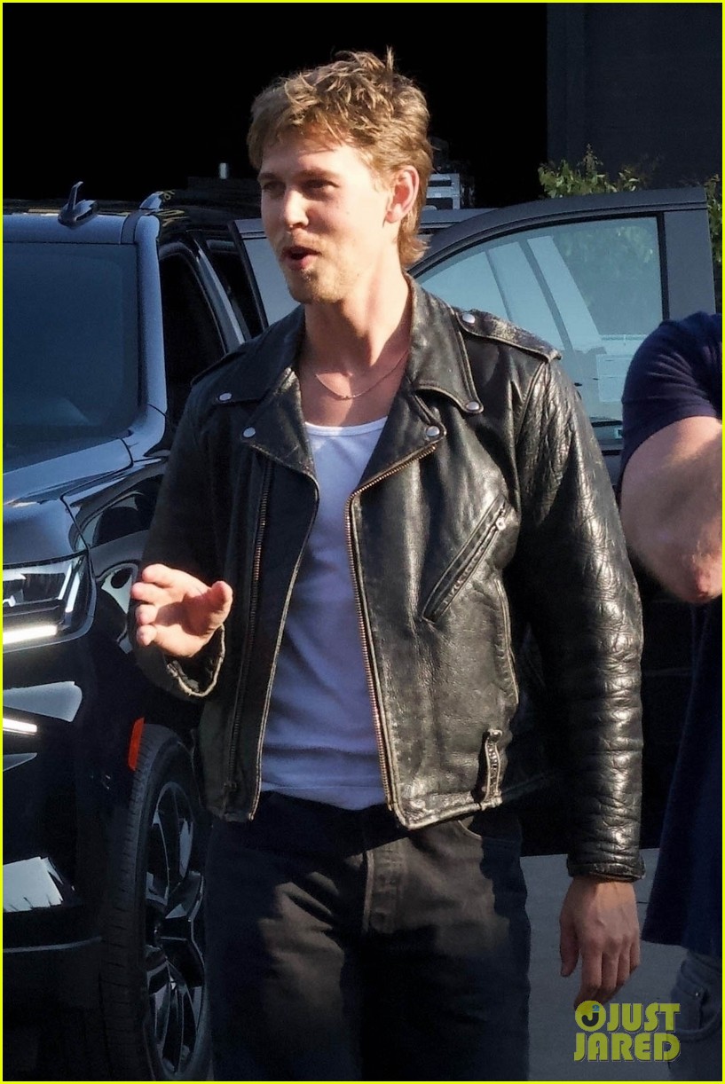 Austin Butler Looks Effortlessly Cool on the Back of a Motorcycle ...