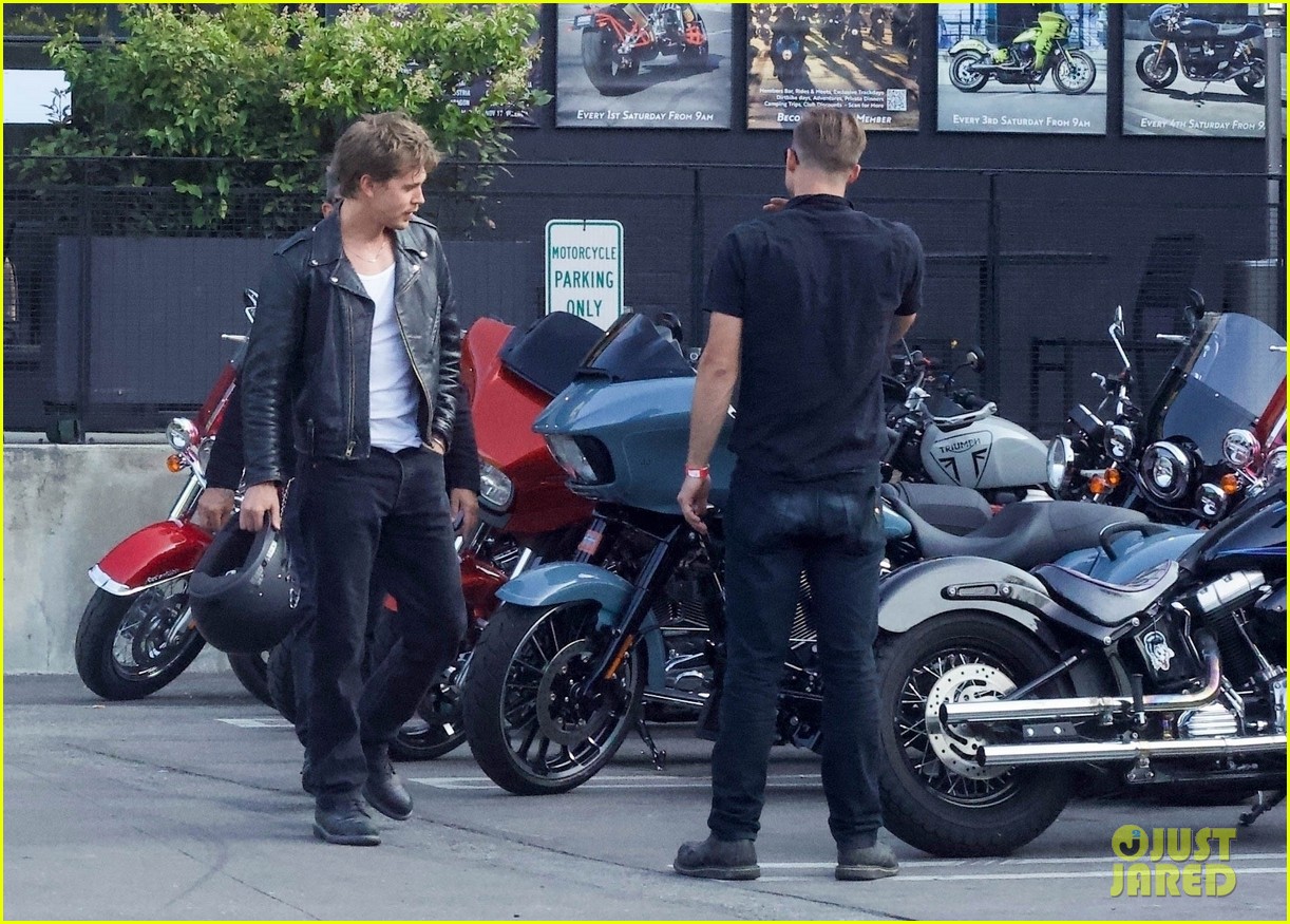 Austin Butler Looks Effortlessly Cool on the Back of a Motorcycle ...