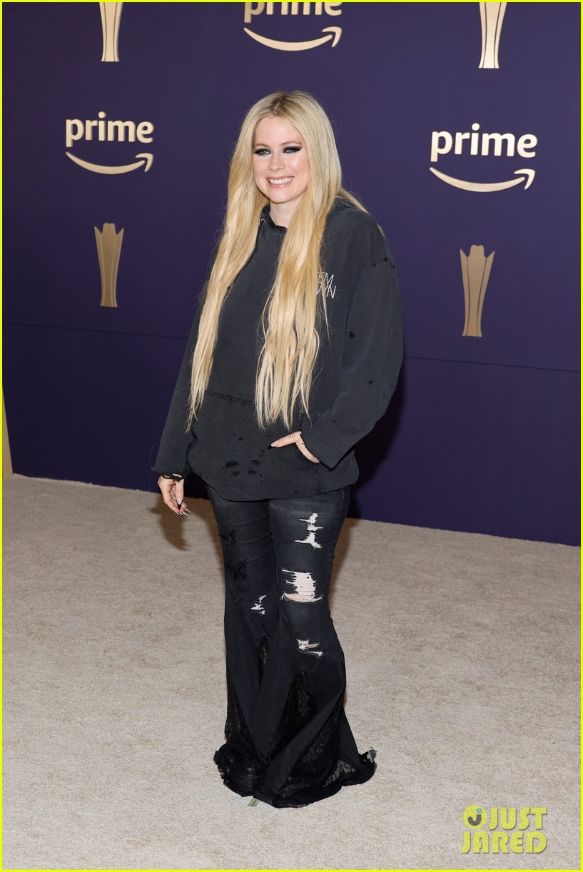 Avril Lavigne Joins Nate Smith at ACM Awards 2024 Ahead of Performing ...