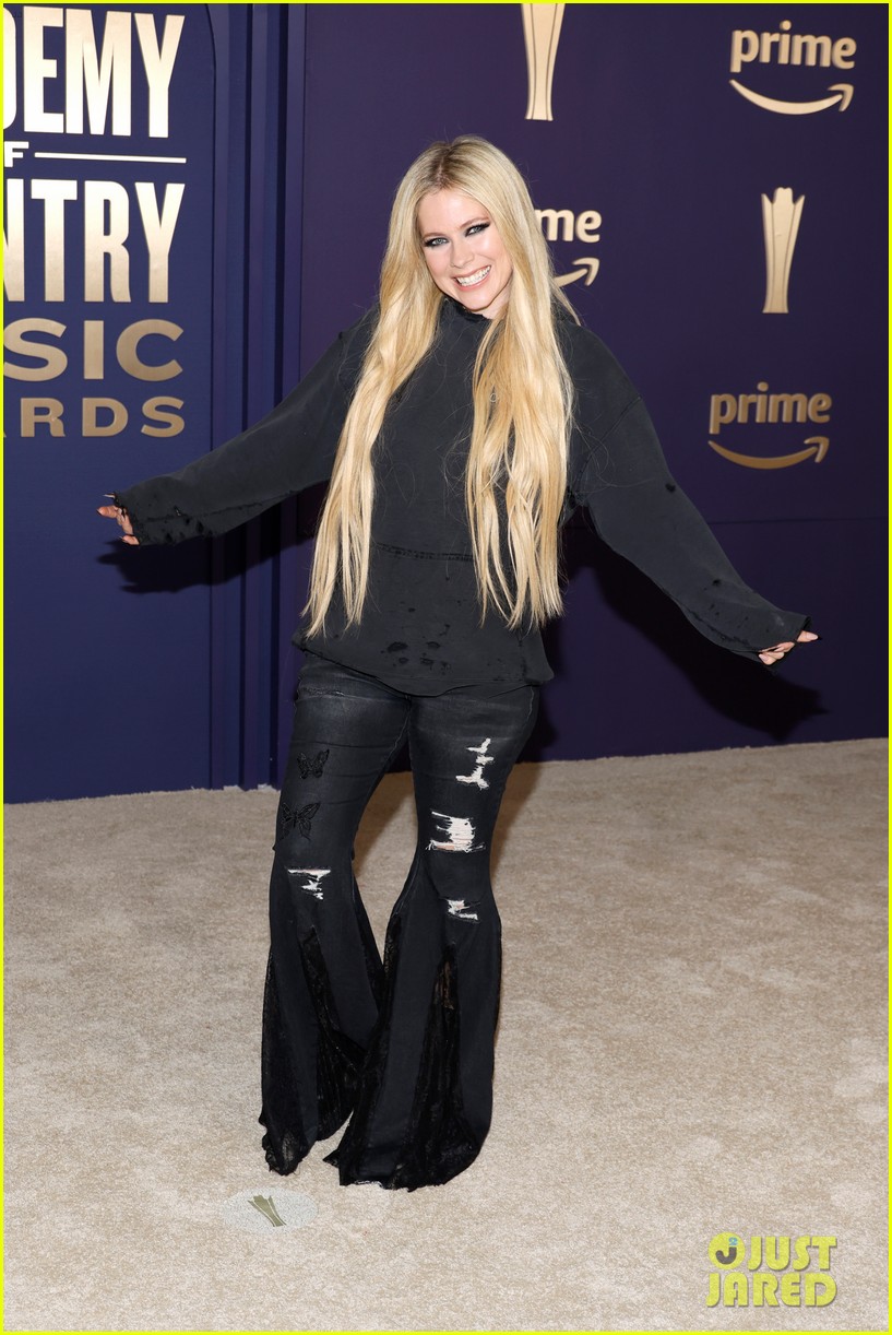 Avril Lavigne Joins Nate Smith at ACM Awards 2024 Ahead of Performing ...