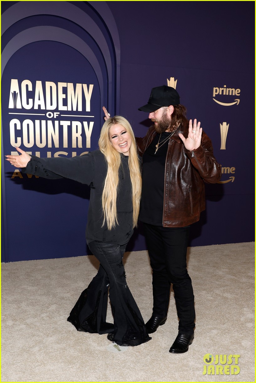 Avril Lavigne Joins Nate Smith at ACM Awards 2024 Ahead of Performing ...