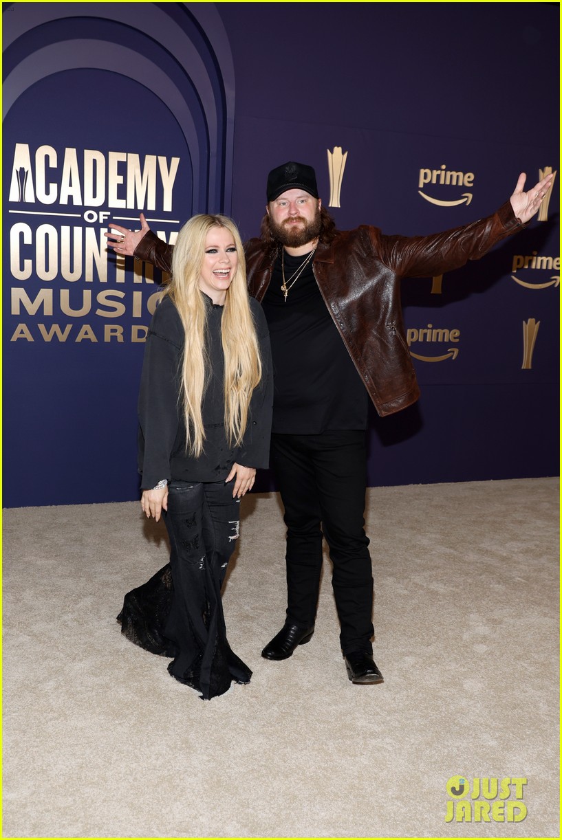Avril Lavigne Joins Nate Smith at ACM Awards 2024 Ahead of Performing ...