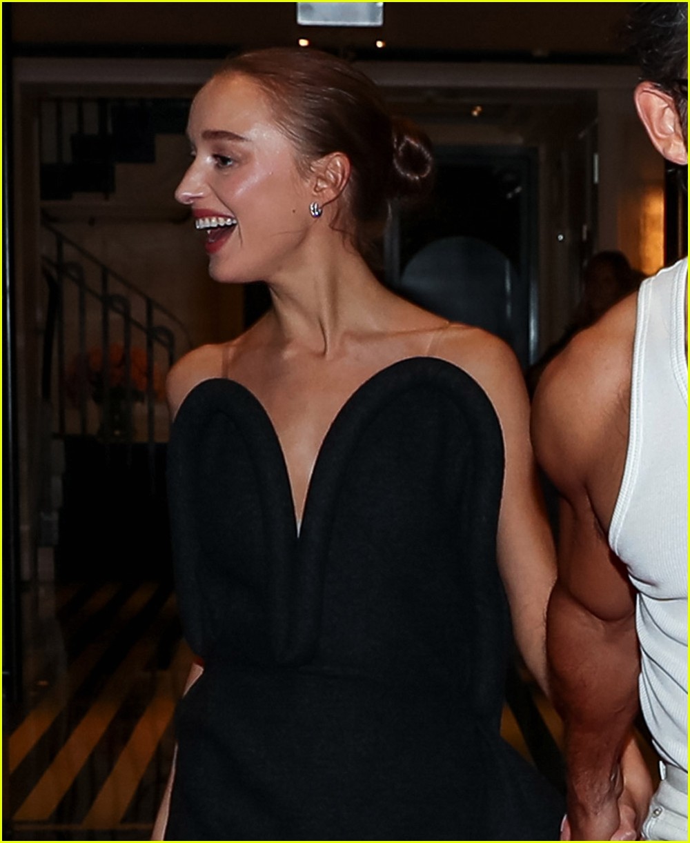 'Bridgerton' Stars Jonathan Bailey & Phoebe Dynevor Reunite for Met ...