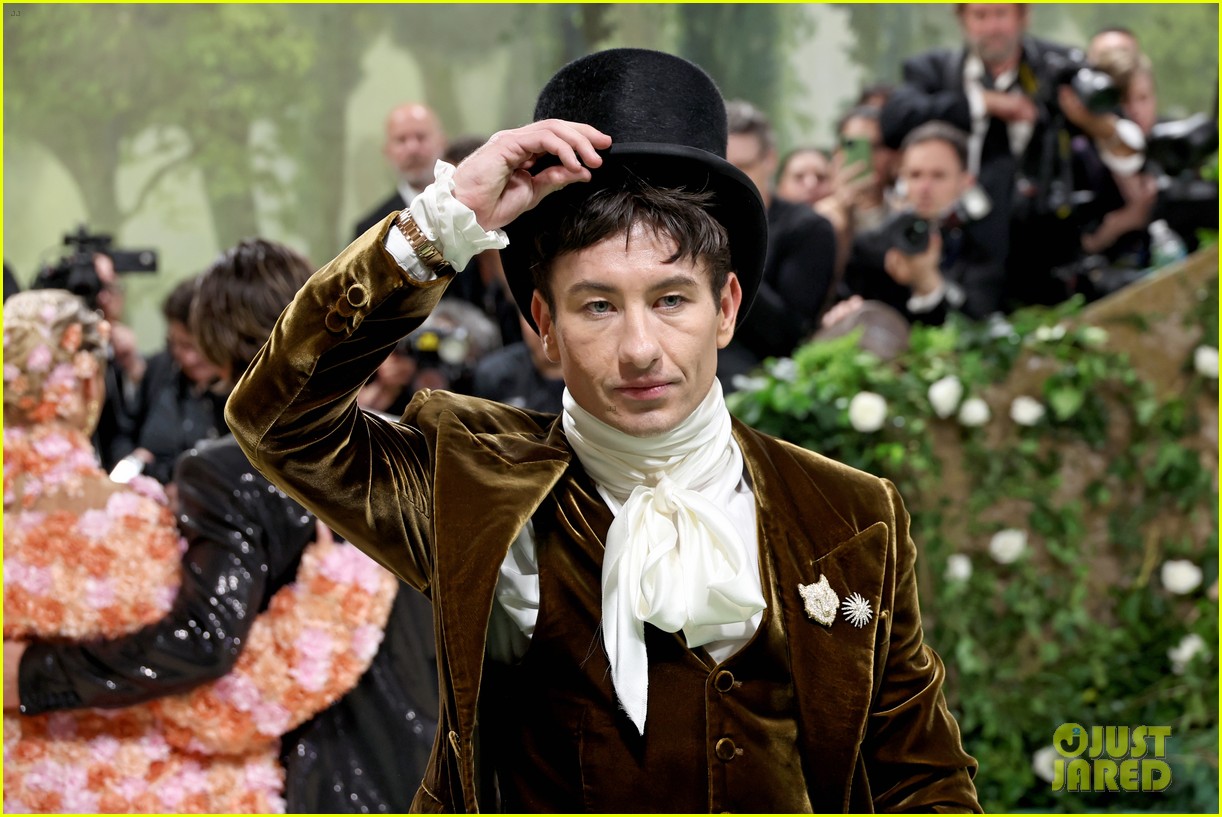 Sabrina Carpenter & Boyfriend Barry Keoghan Pose Together at Met Gala ...