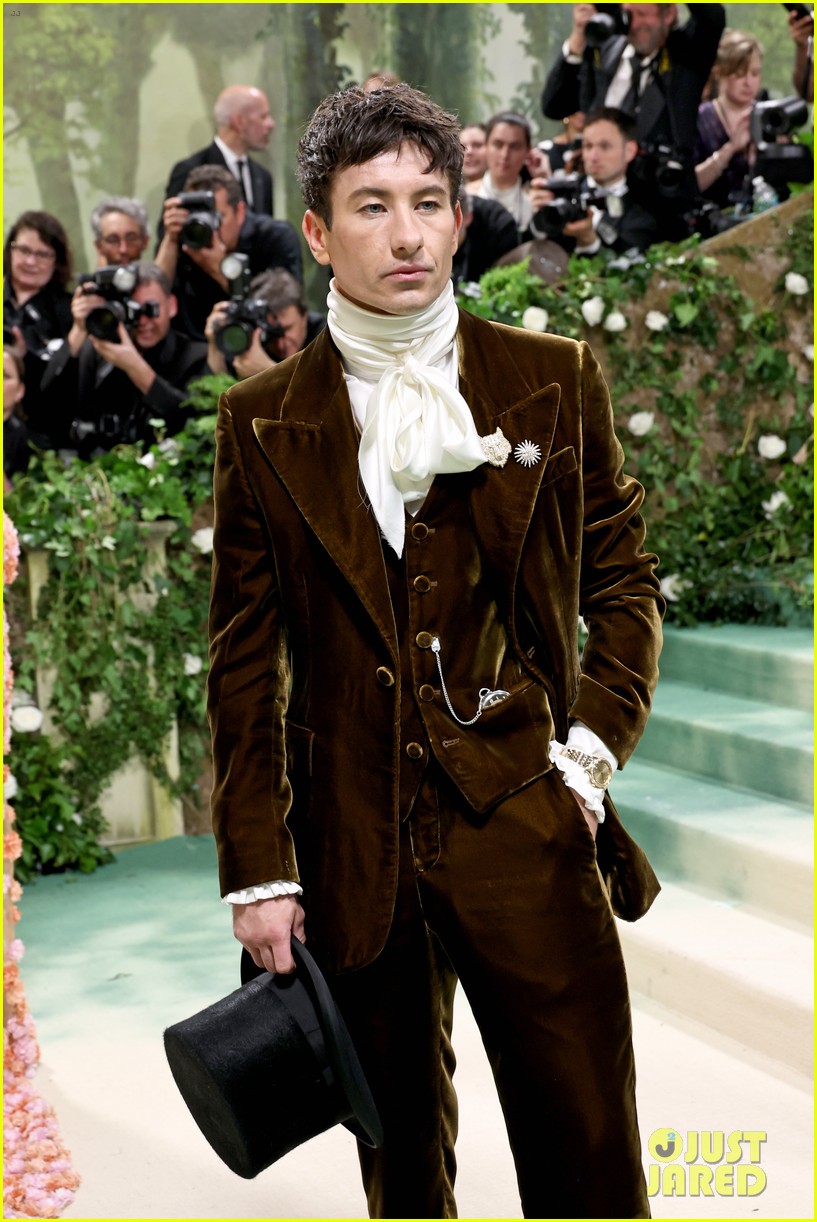 Sabrina Carpenter & Boyfriend Barry Keoghan Pose Together at Met Gala 2024: Photo 5037995 ...