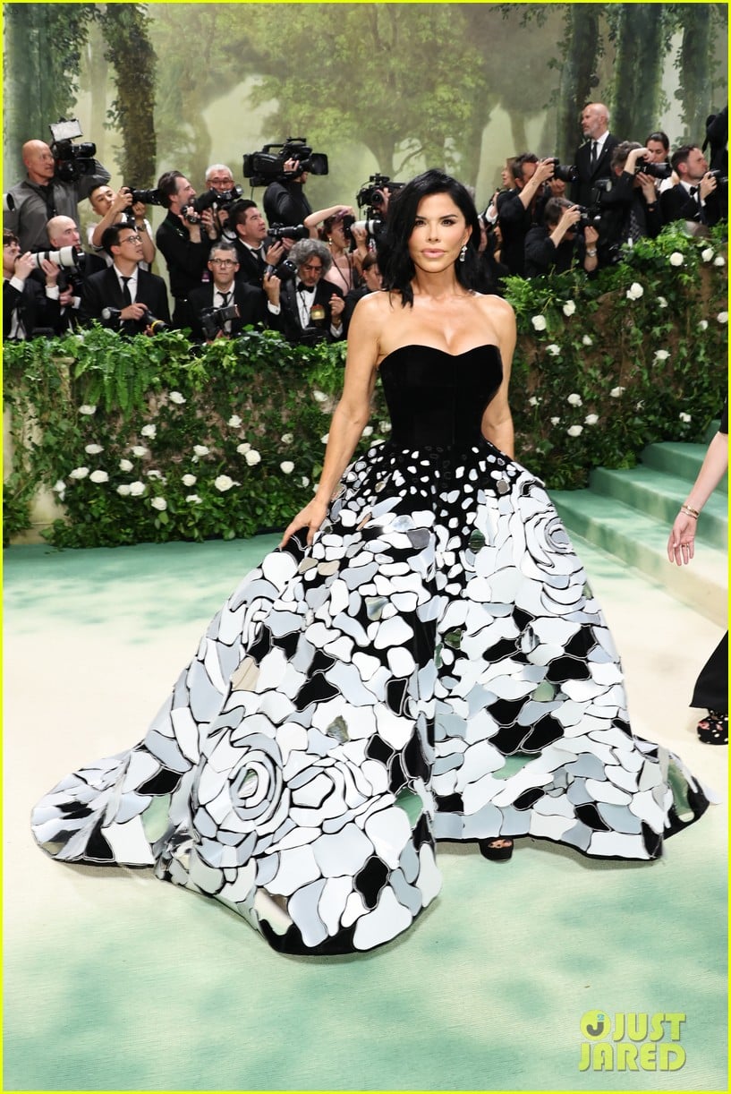 Lauren Sanchez Makes Met Gala Debut, Fiance Jeff Bezos Skips Red Carpet: Photo 5038545 | Photos ...