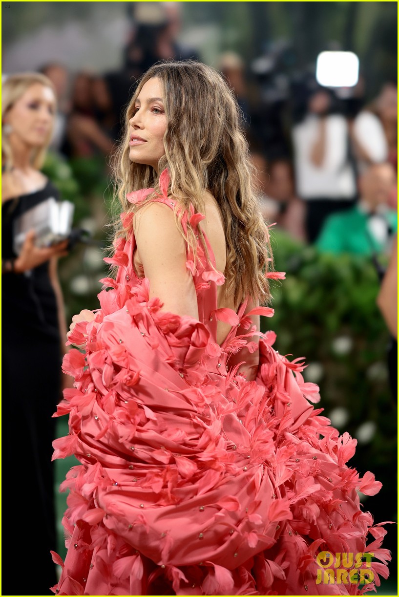 Jessica Biel Bathed in 20 Lbs of Epsom Salts to Prepare for This Met ...