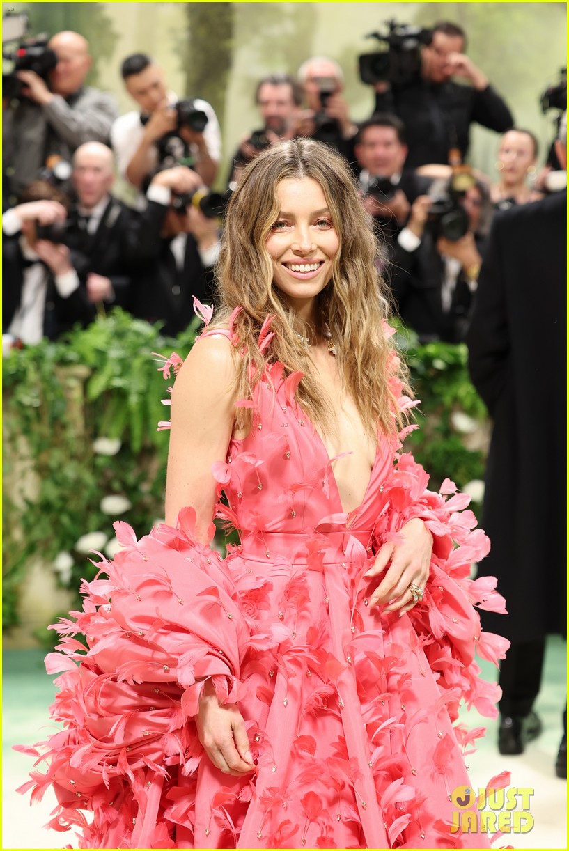 Jessica Biel Bathed in 20 Lbs of Epsom Salts to Prepare for This Met ...