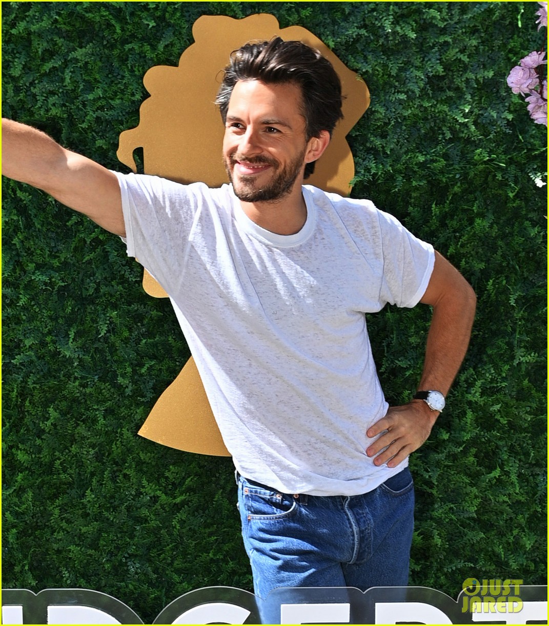 Jonathan Bailey Joins Jessica Madsen & Hannah Dodd at 'Bridgerton ...