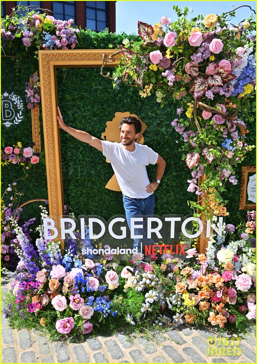 Jonathan Bailey Joins Jessica Madsen & Hannah Dodd at 'Bridgerton ...