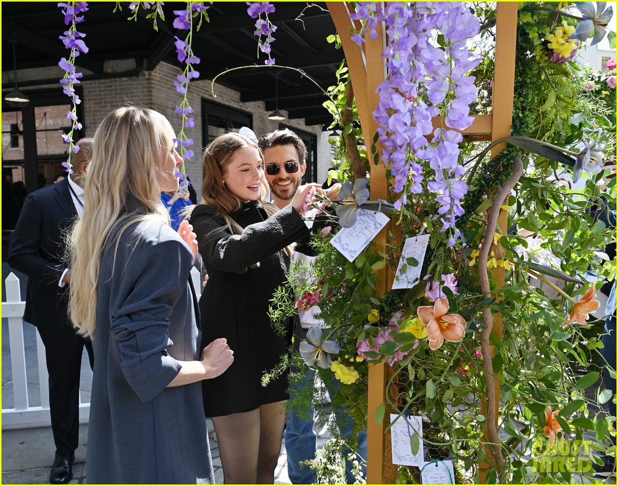 Jonathan Bailey Joins Jessica Madsen & Hannah Dodd at 'Bridgerton ...