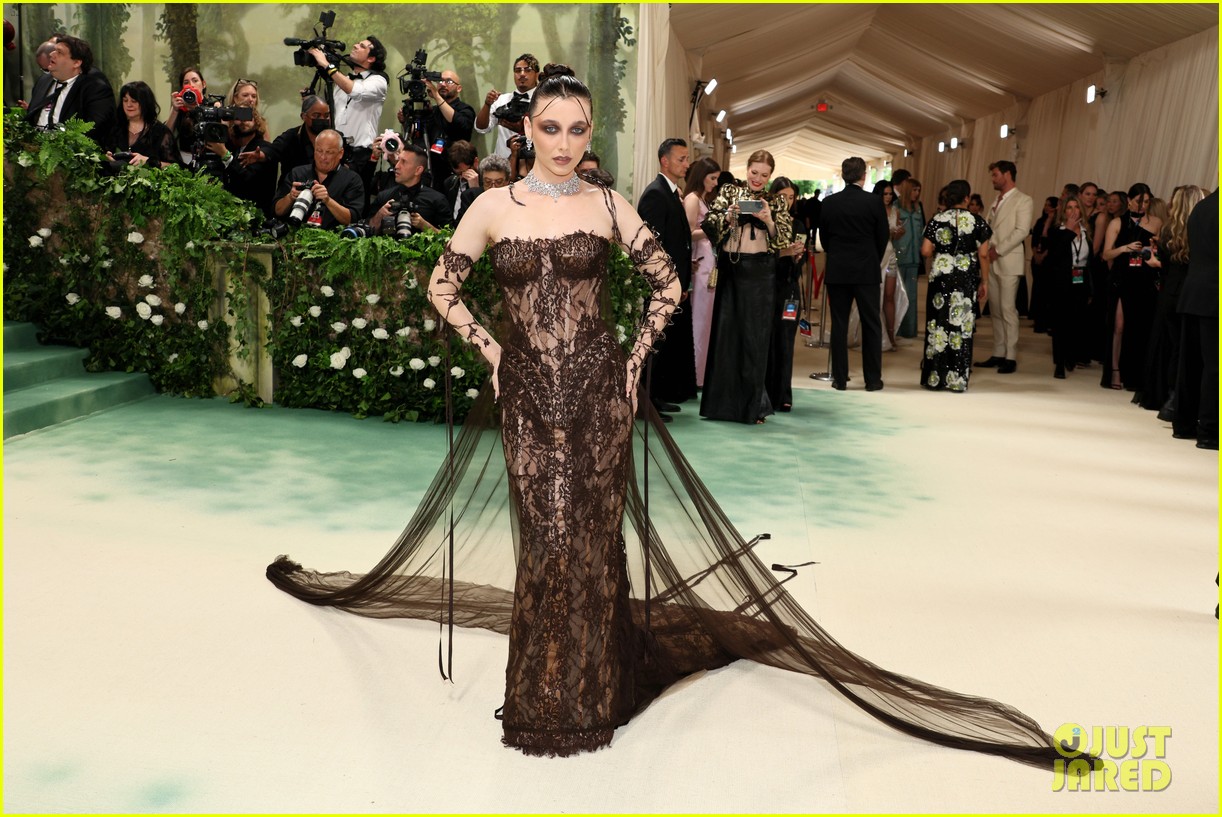 Emma Chamberlain Goes Nature Chic For Met Gala 2024: Photo 5037197 ...