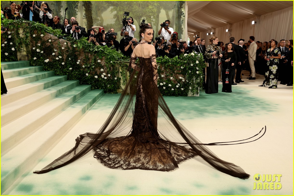 Emma Chamberlain Goes Nature Chic For Met Gala 2024: Photo 5037206 ...