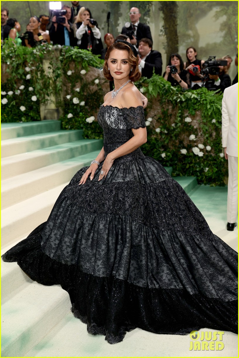 Penelope Cruz Goes Old Hollywood Glam in Chanel at Met Gala 2024: Photo 5038144 | Penelope Cruz ...