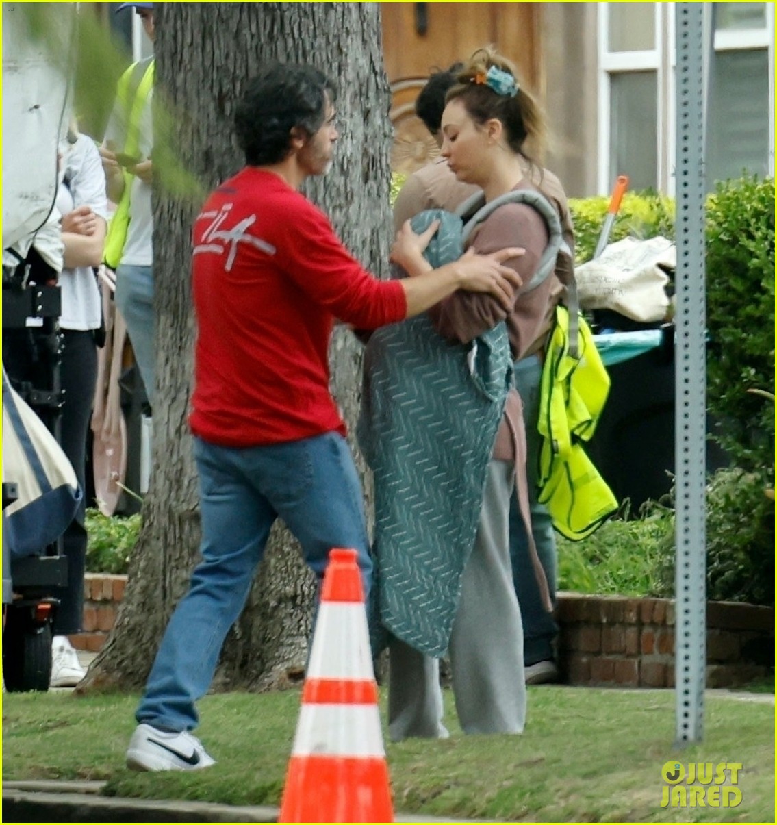 Kaley Cuoco & Chris Messina Share a Kiss While Filming 'Based on a True Story' Season Two: Photo ...