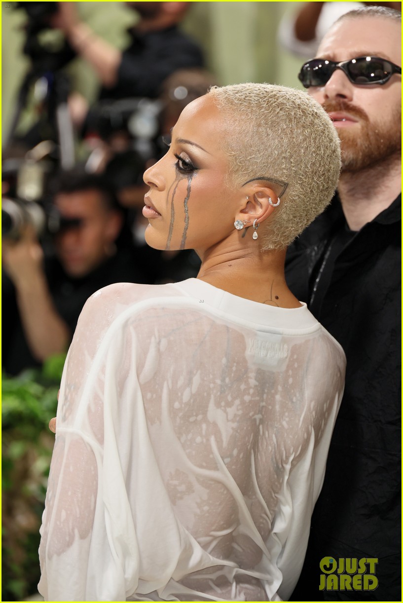 Doja Cat Rocks a Wet Tee on the Met Gala 2024 Red Carpet: Photo 5038026 ...
