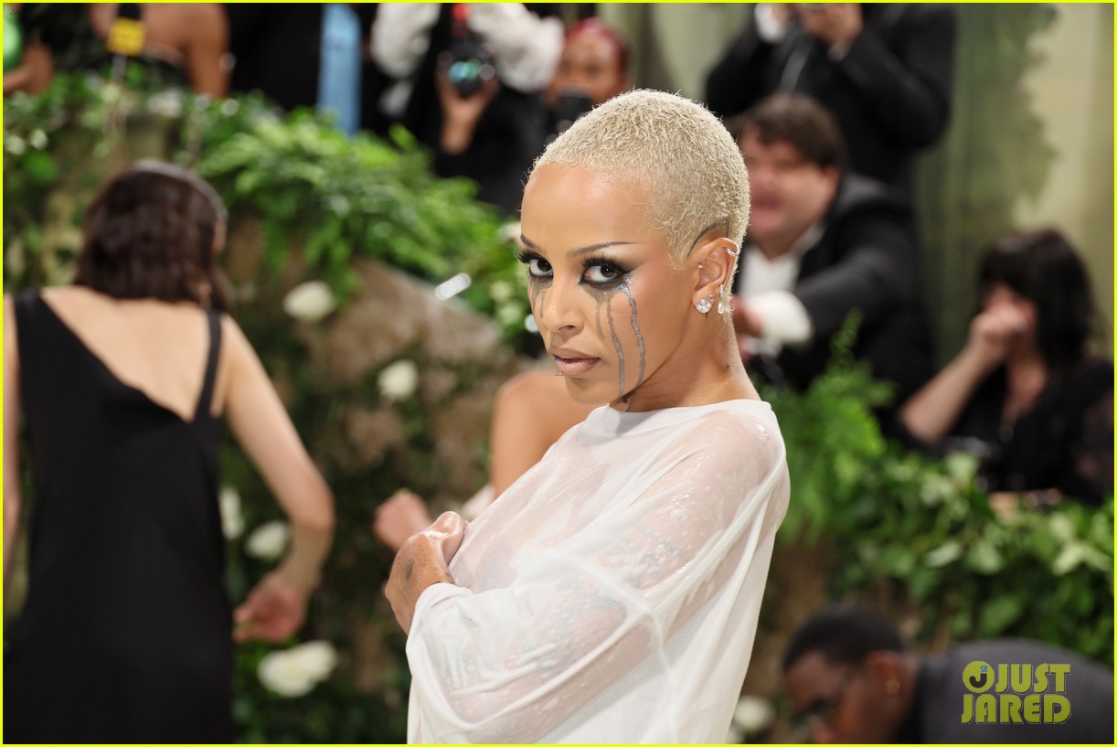 Doja Cat Rocks a Wet Tee on the Met Gala 2024 Red Carpet: Photo 5038031 ...