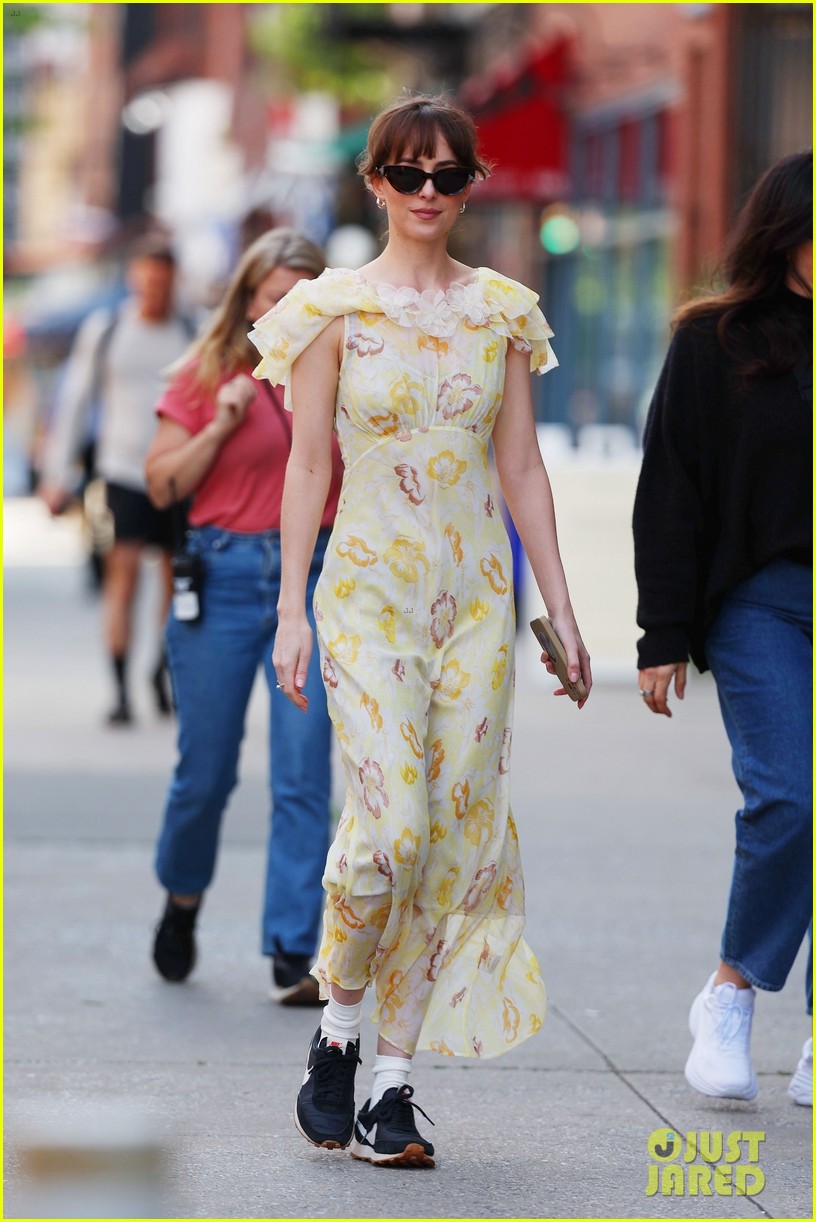 Chris Evans & Dakota Johnson Bond on Set of 'Materialists' in NYC: Photo 5046034 | Chris Evans ...