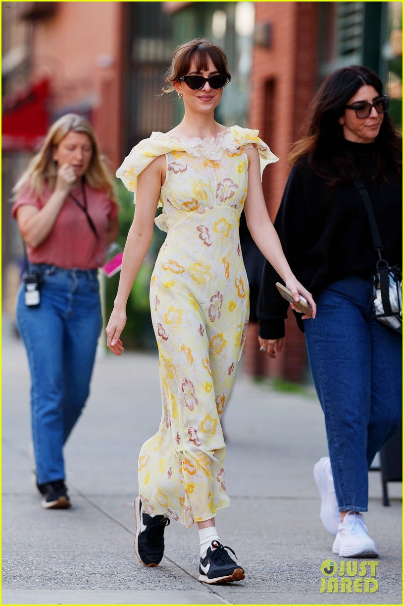 Chris Evans & Dakota Johnson Bond on Set of 'Materialists' in NYC: Photo 5046037 | Chris Evans ...