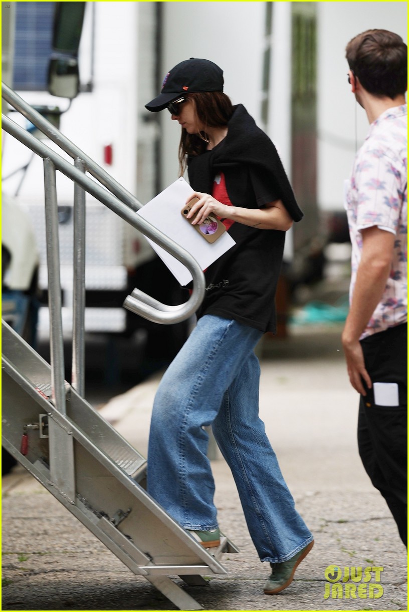 Chris Evans Looks Sexy in Specs on 'Materialists' Set with Dakota Johnson: Photo 5045796 | Chris ...