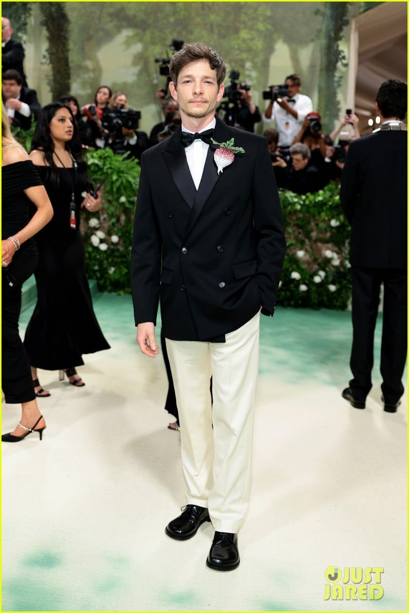 Josh O'Connor & Mike Faist Support 'Challengers' Co-Star Zendaya at Met ...