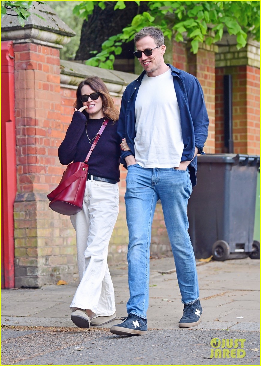 Claire Foy Keeps Close to Boyfriend Charlie Cunningham During Rare Outing in London: Photo ...