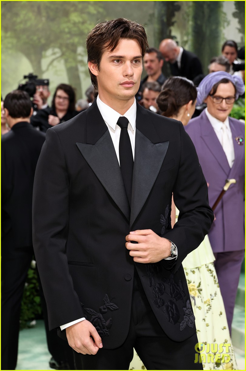 Anne Hathaway Skips Met Gala 2024 While 'Idea of You' Co-Star Nicholas ...