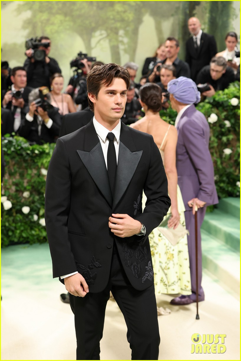 Anne Hathaway Skips Met Gala 2024 While 'Idea of You' Co-Star Nicholas ...