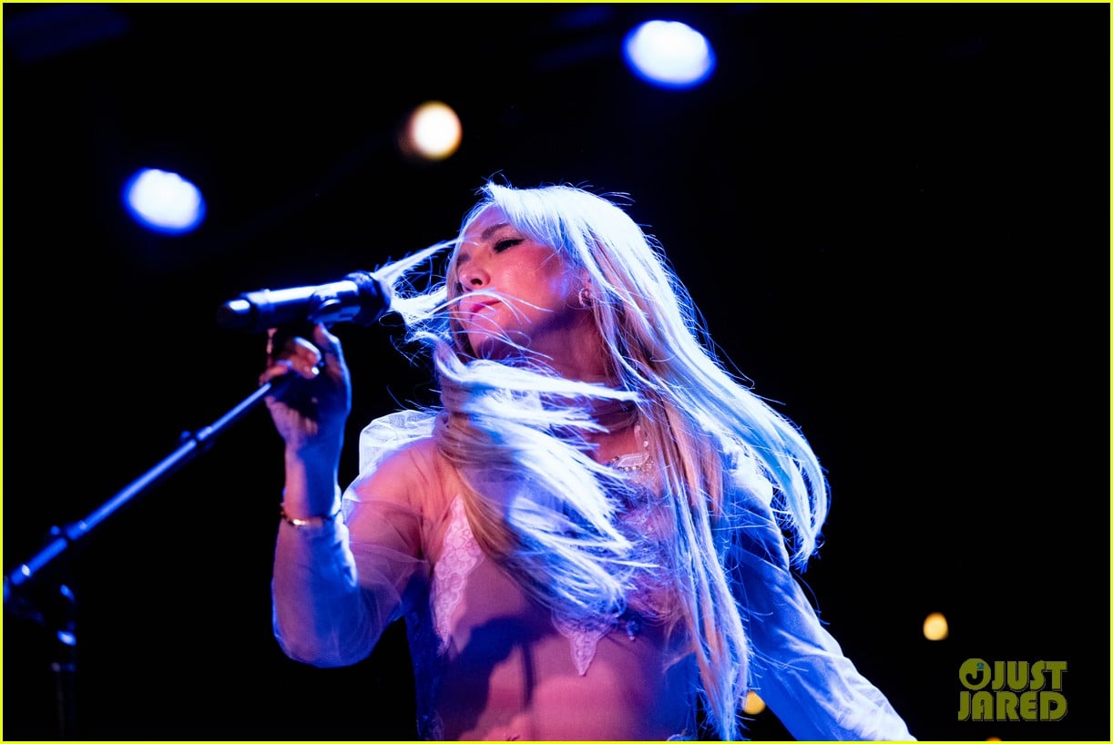 Kate Hudson Celebrates Release of Debut Album 'Glorious' with Star ...