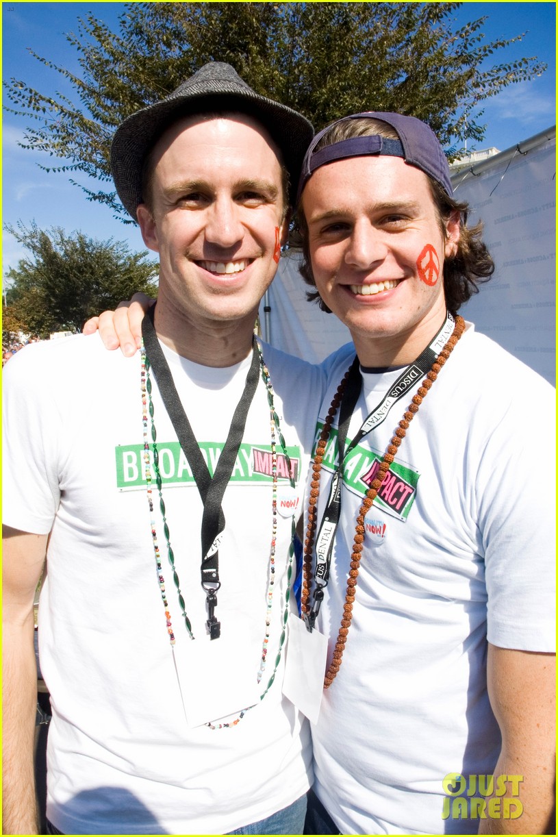 Jonathan Groff Shares His Coming Out Story & How Ex Gavin Creel Was ...