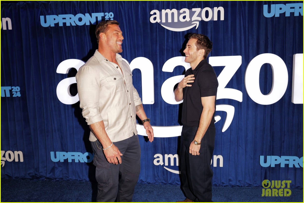 Jake Gyllenhaal & Alan Ritchson Buddy Up While Promoting Projects at ...