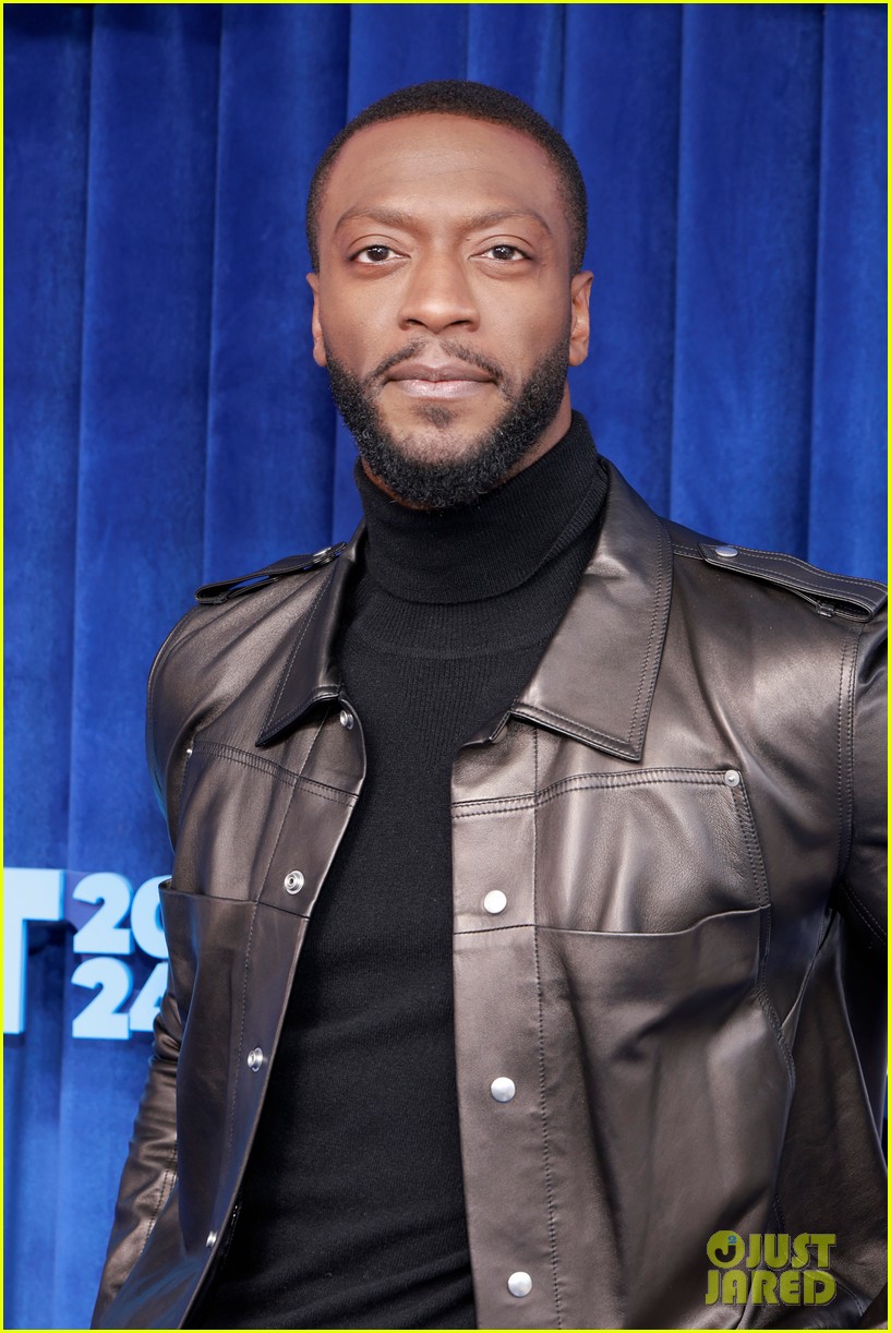 Jake Gyllenhaal & Alan Ritchson Buddy Up While Promoting Projects at ...