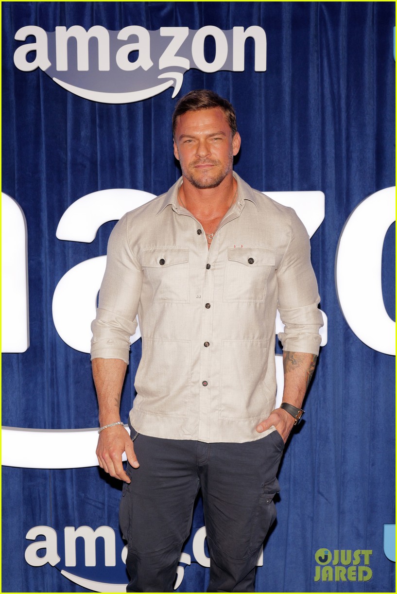 Jake Gyllenhaal & Alan Ritchson Buddy Up While Promoting Projects at ...