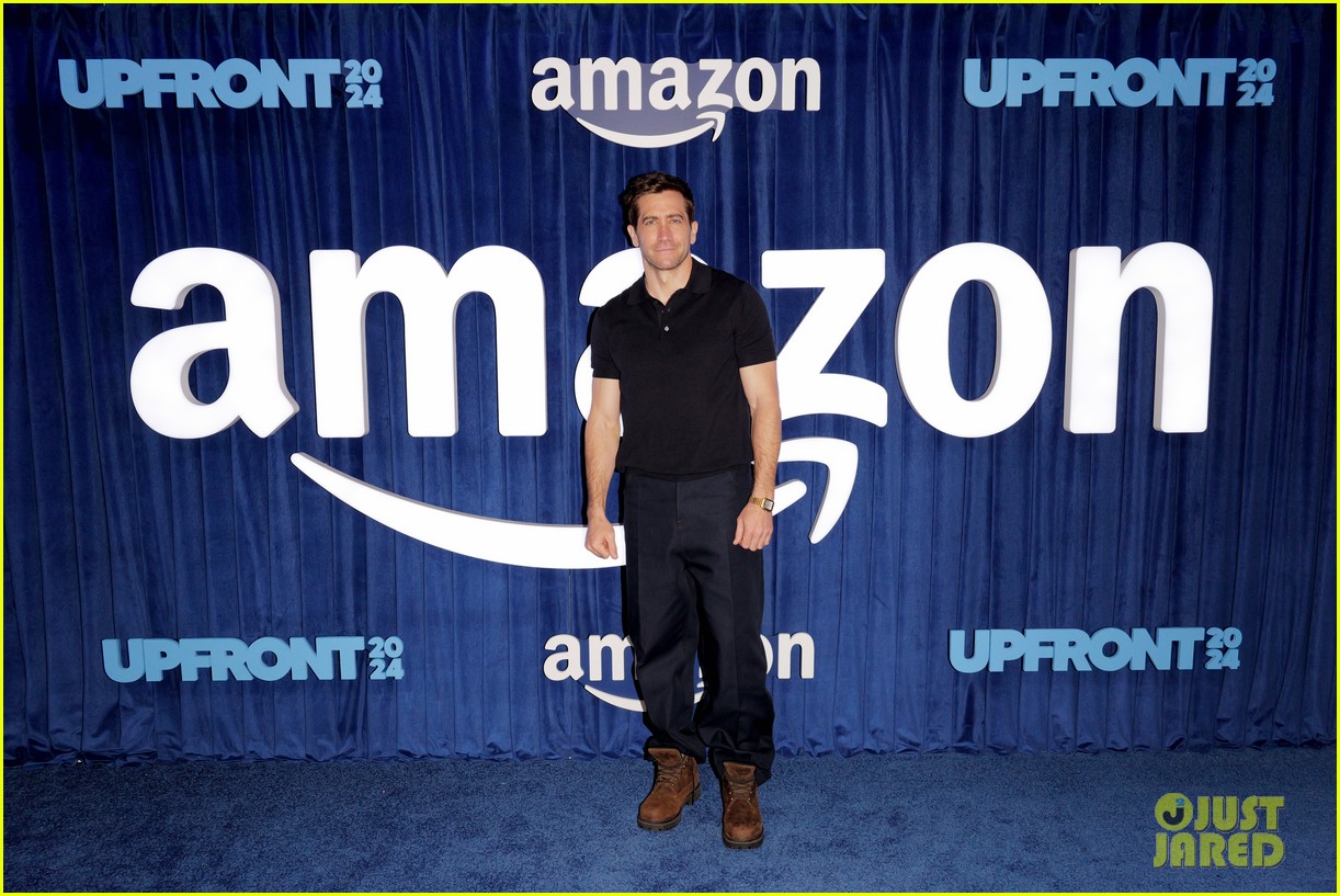 Jake Gyllenhaal & Alan Ritchson Buddy Up While Promoting Projects at ...