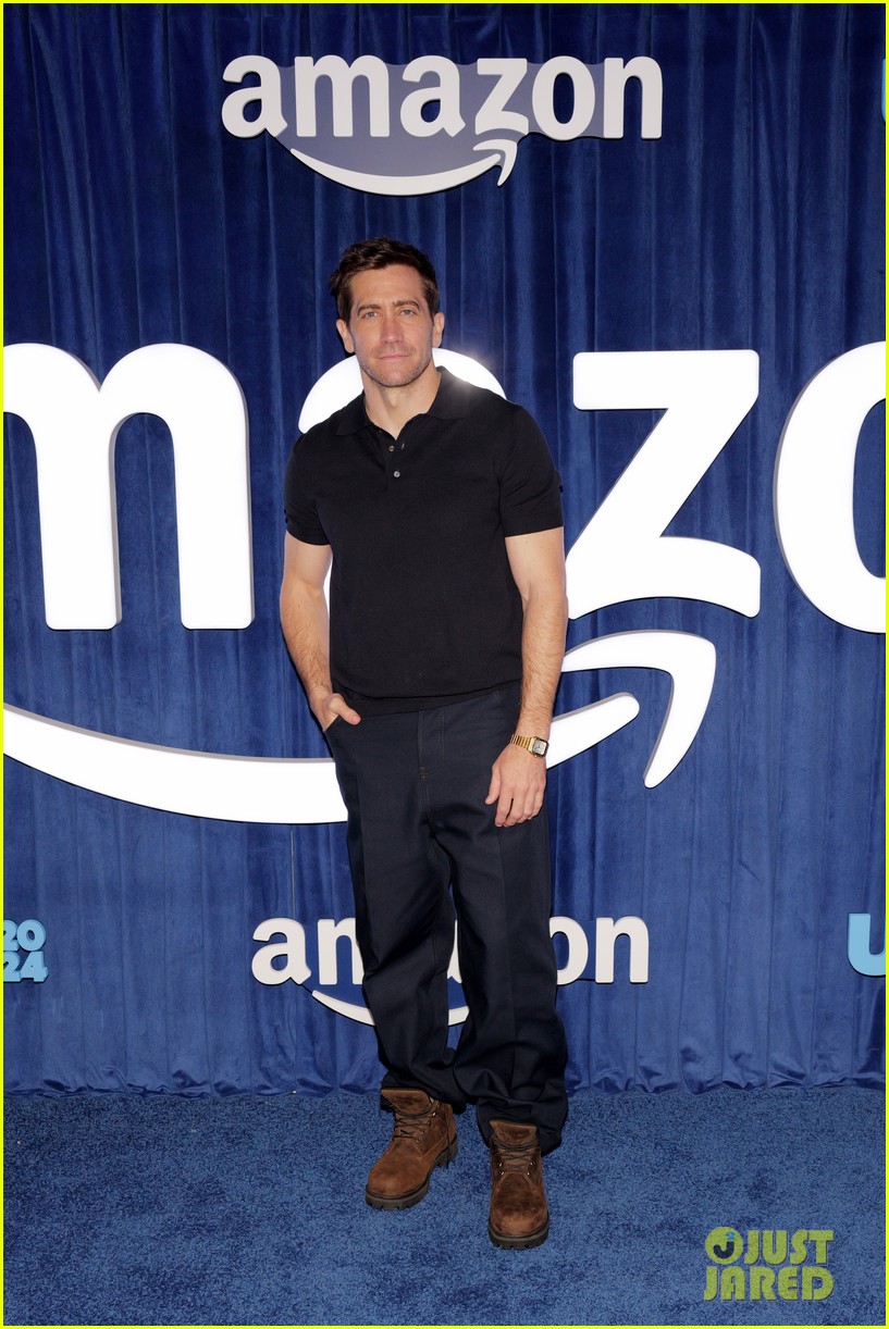 Jake Gyllenhaal & Alan Ritchson Buddy Up While Promoting Projects at ...