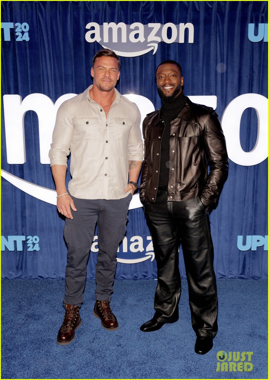 Jake Gyllenhaal & Alan Ritchson Buddy Up While Promoting Projects at ...